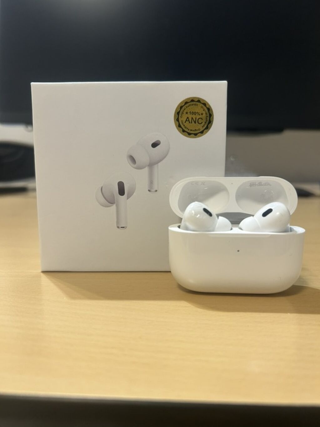 Apple AirPods Pro (2. generacija) sa MagSafe kućištem za punjenje
