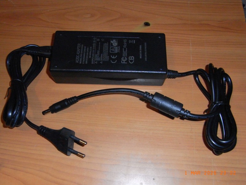 Strujni adapter 220V(ulaz),24V-3A(izlaz),glanc nov.