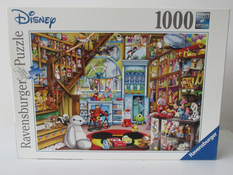 DISNEY Puzle TOY SHOP 1000 kom. 70 x 50cm