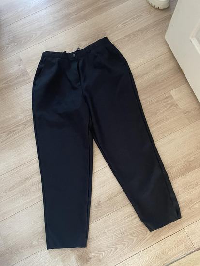 Crne pantalone M/L