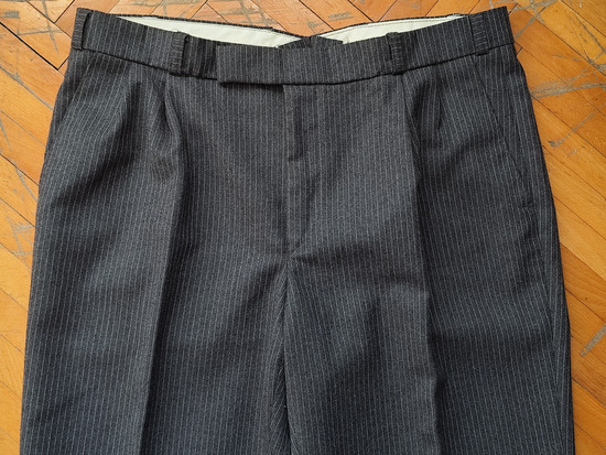 VRH prave vintage sive straftaste pantalone VUNA