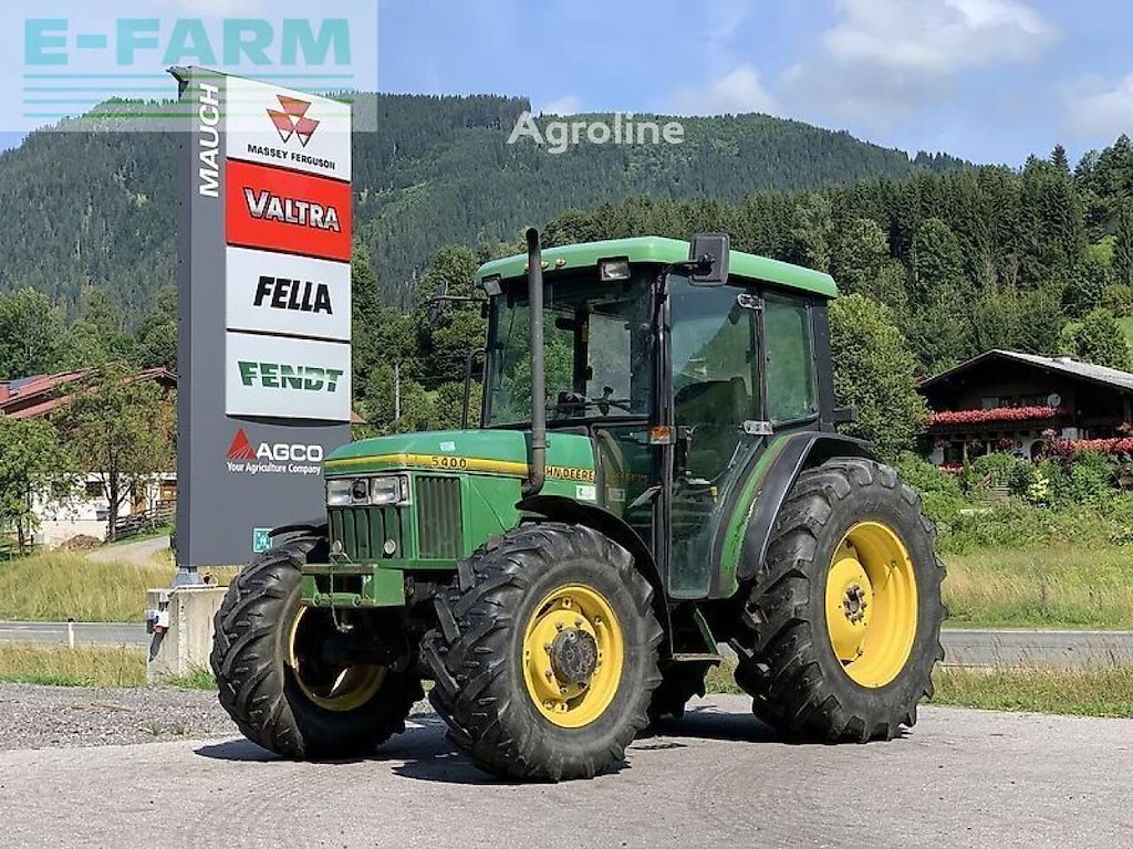 John Deere 5400 a traktor točkaš