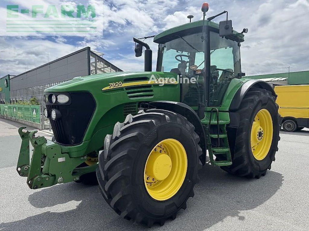 John Deere 7920 traktor točkaš