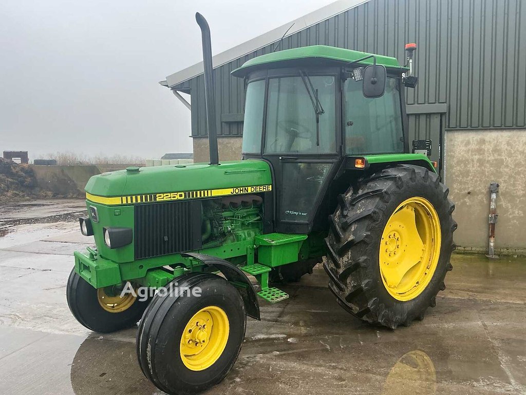 Prodaje se John Deere 2250 traktor točkaš na aukciji