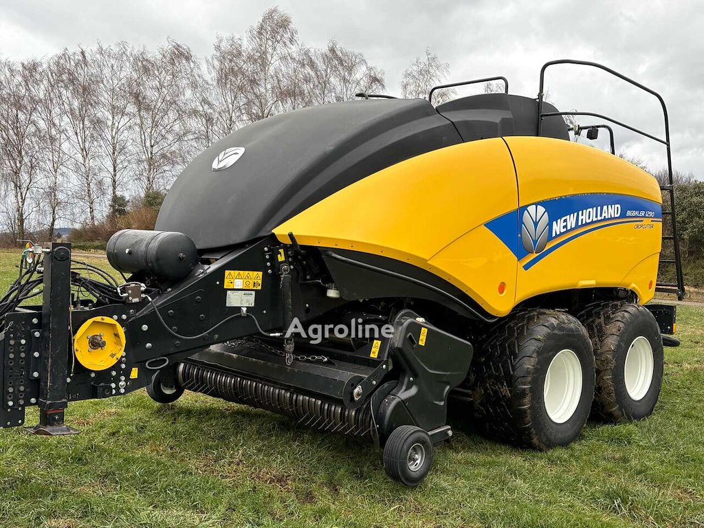 Prodaje se New Holland MZO-2000 balirku za četvrtaste bale na aukciji