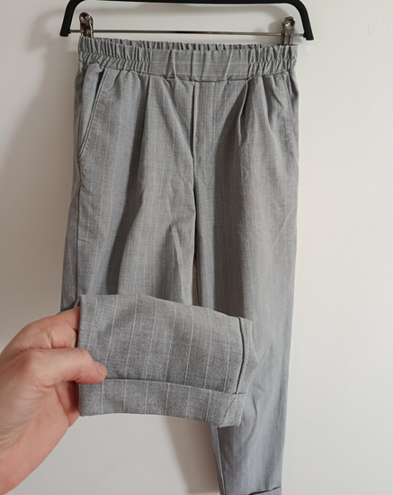 Bershka pantalone sivo sa diskretnim prugama