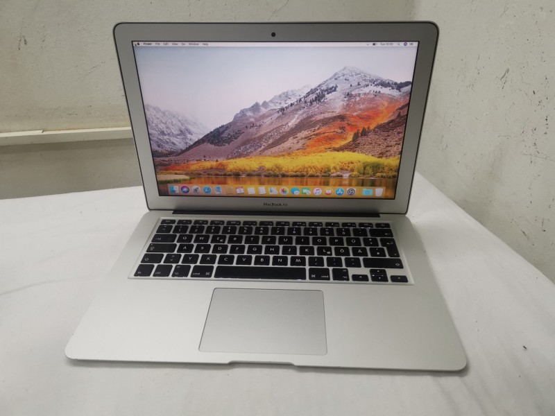 MacBook air A1466 i5 = 4GB = 120 SSD = 13.3"