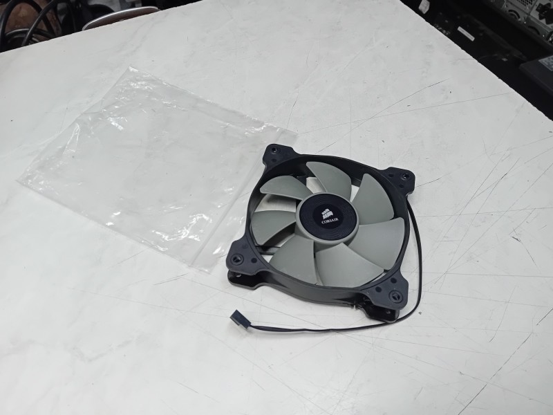 Corsair 12cm ventilator nov ispravan 12v 0,24a pin4