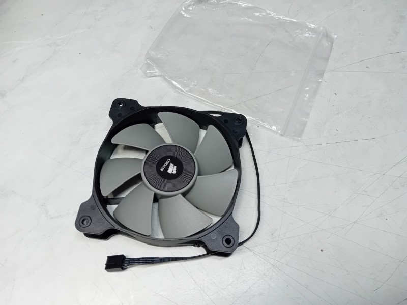 Corsair 12cm ventilator nov ispravan 12v 0,24a pin4