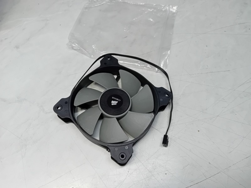 Corsair 12cm ventilator nov ispravan 12v 0,24a pin4