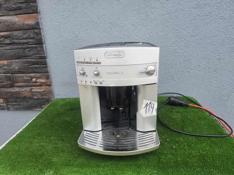 DeLonghi Magnifica automatski aparat za kafu – ISPRAVAN