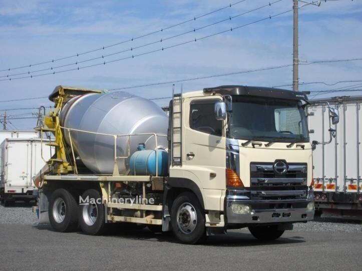 Hino PROFIA kamion s mešalicom za beton