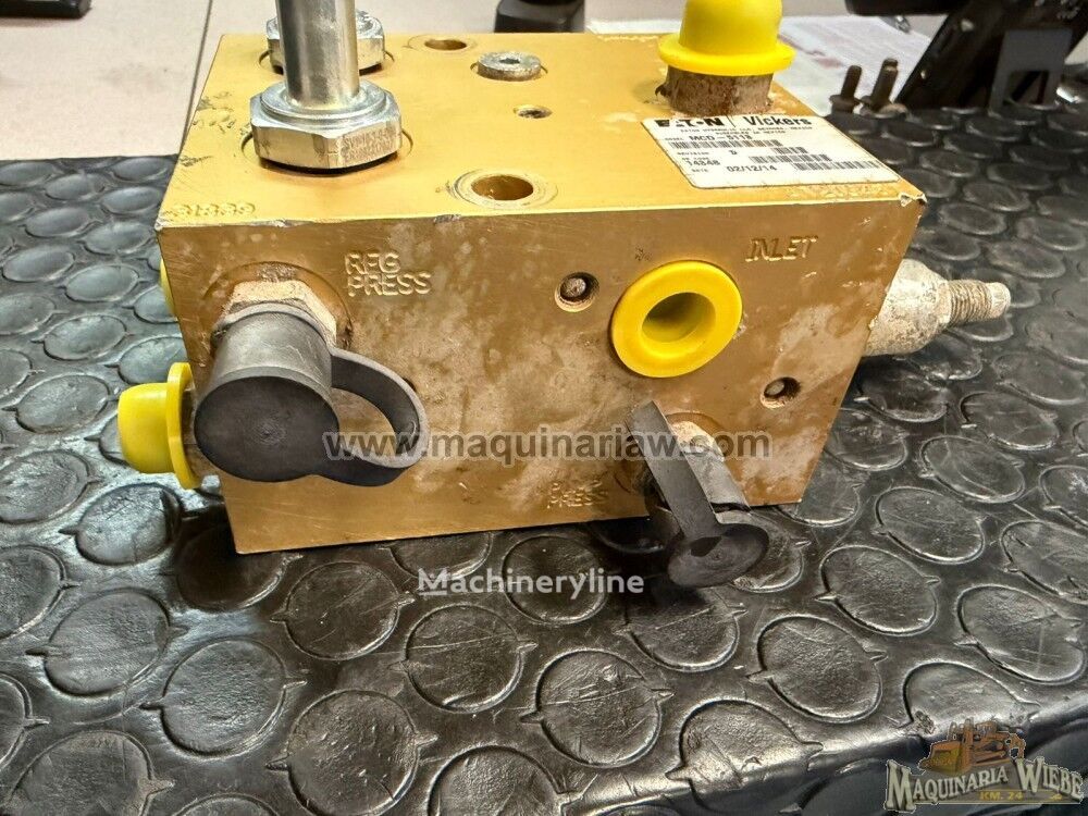 AT203487 hidraulični razvodnik za John Deere 544H prednjeg utovarivača