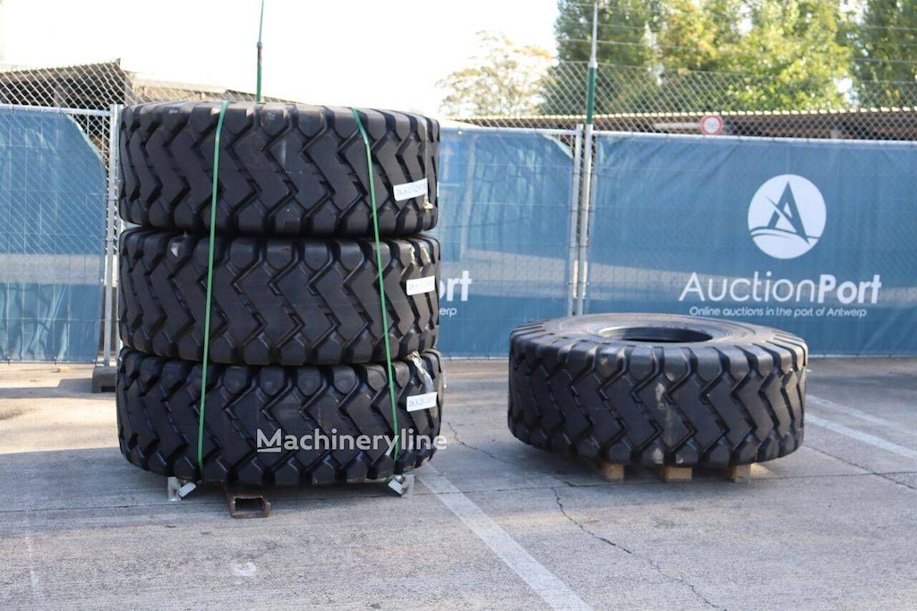 Prodaje se gumu za bagere na aukciji