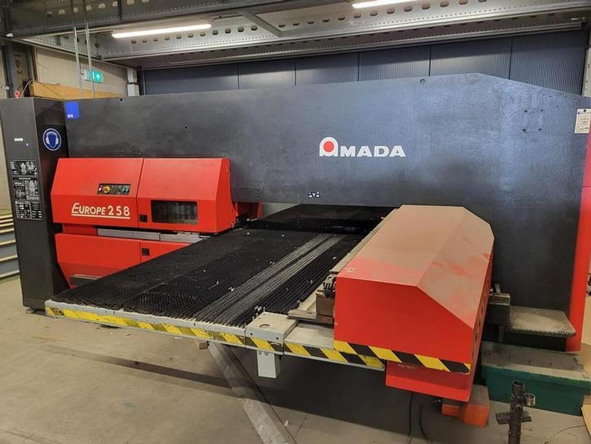 Amada Europe 258 koordinatno probojna presa