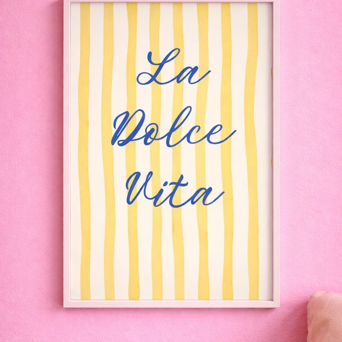 La Dolce Vita Yellow – A4 poster sa belim ramom