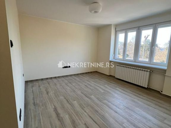 Izdavanje kuće 216m² – stambeno/poslovni prostor – Salajka