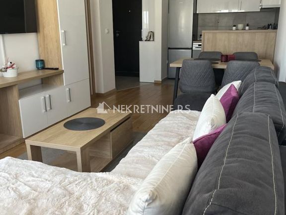 Izdavanje dvosobnog stana – 41 m², nov, moderno namešten