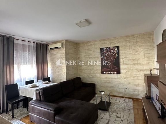 #35447, Izdavanje, Stan, NEIMAR, 700 EUR
