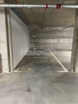 Izdajem veliko parking mesto BW Scala