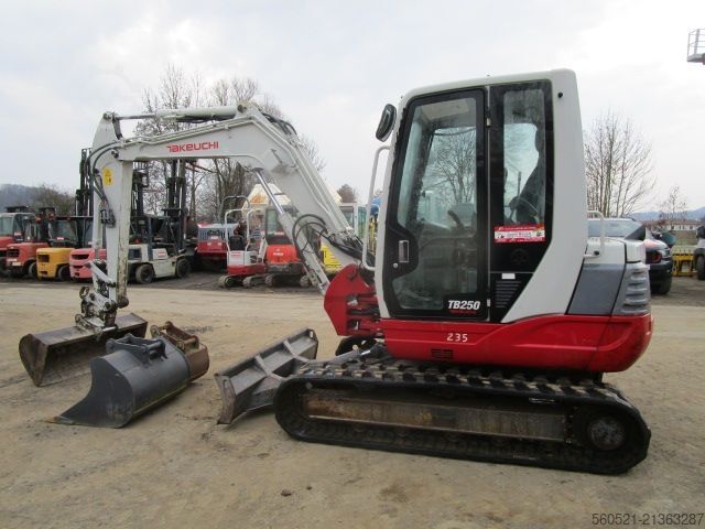 Mini bager
Takeuchi TB 250 POWERTILT + Schnellwechsler + 3 Löffel