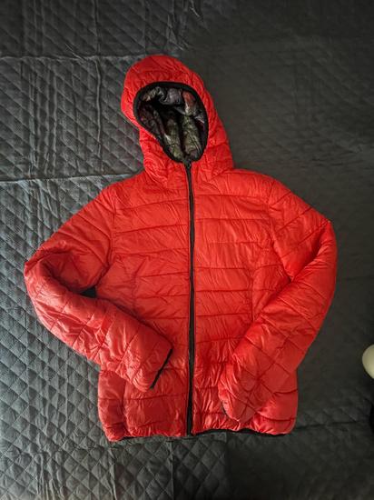 Prolecna crvena jakna