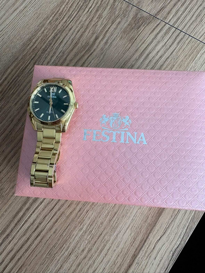 Festina sat sa kutijom