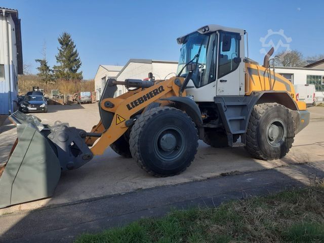Utovarivač na točkovima
LIEBHERR l 538 kein 524 542 546 sehr schöne Maschine