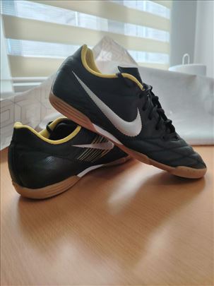Nike top model za mali fudbal br.45