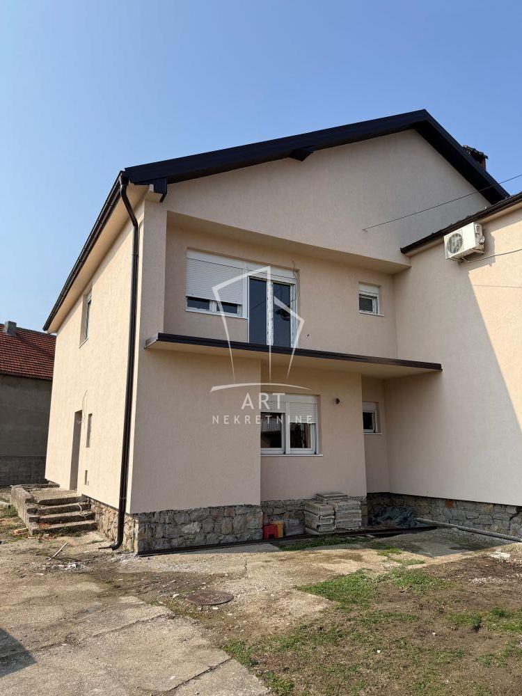 Stari Banovci, dvojna kuća, 6.23 ari ID#14299
130.000 €