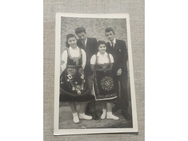 KOSTOLAC 1952. ŽENSKA NARODNA NOŠNJA
