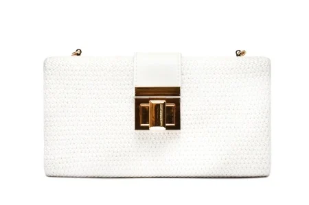 T032665WHT – Bela pletena rafija clutch torbica sa metalnim detaljem