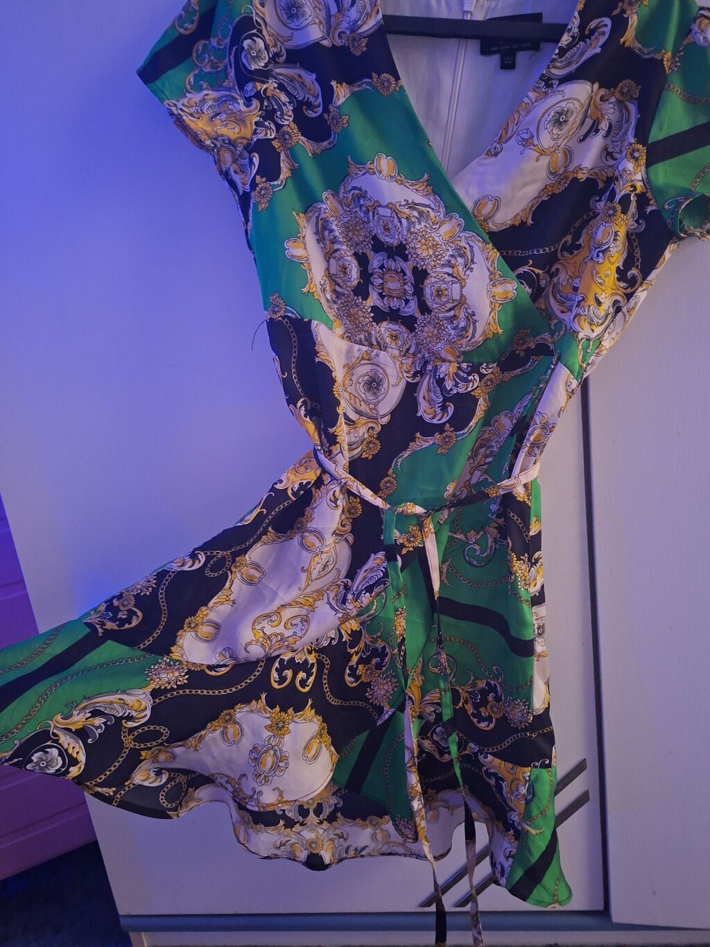 Ženska haljina na preklop sa kaišem – barokni print - Kroj: na