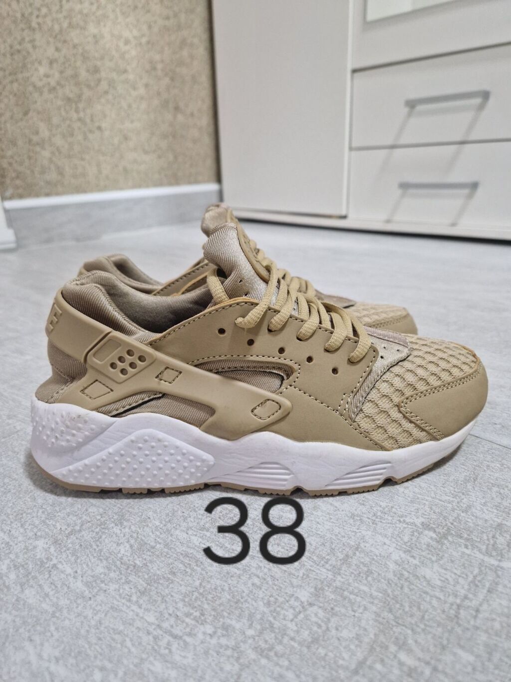 Patike Nike Air Huarache – veličina 38 - Boja: bež/peskasto sa belim