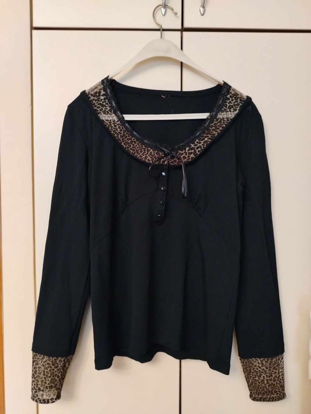 Ženska bluza sa dugim rukavima, crna, sa detaljima u leopard printu. -