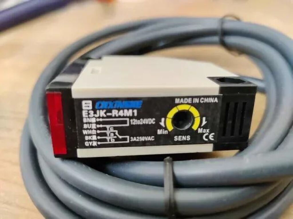 Fotoelektrinčni senzor E3JK-R4M1 prekidač do 4m 24VDC. Fotoelektrični