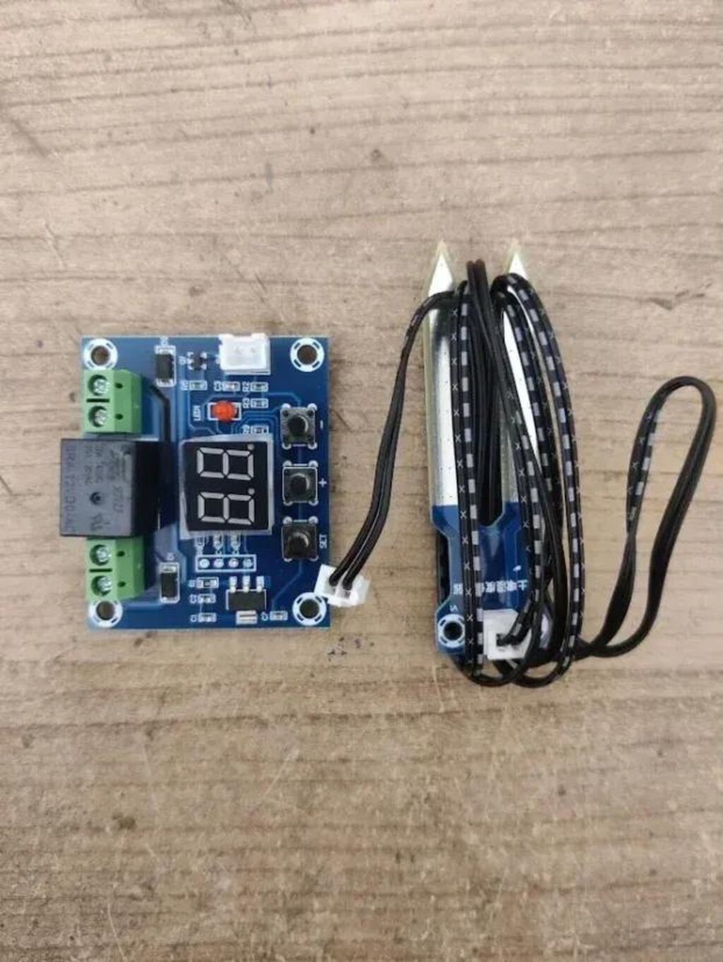 Kontrola vlažnosti zemlje 1 relej sa displejom 12VDC. Ovaj modul je