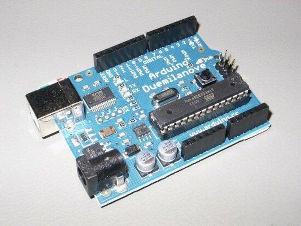 Arduino Duemilanove 2009 ATMega328P PU. Ova Arduino razvojna platforma
