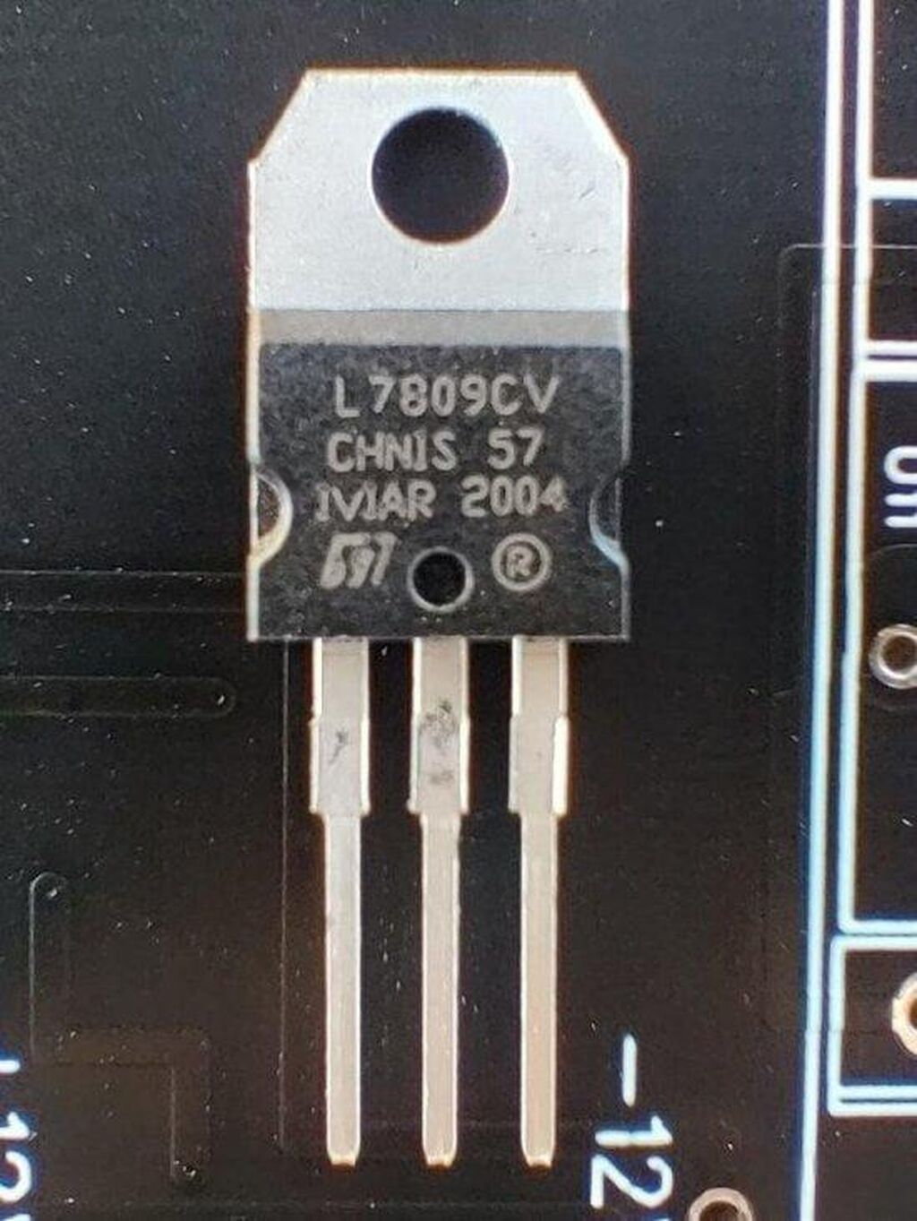 L7809CV linearni regulator napona izlaz 9VDC. Ovaj linearni regulator