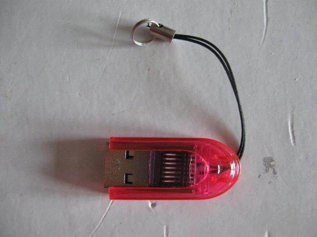Minijaturni micro SD ili TF adapter za USB. Uz pomoć ovog malog USB
