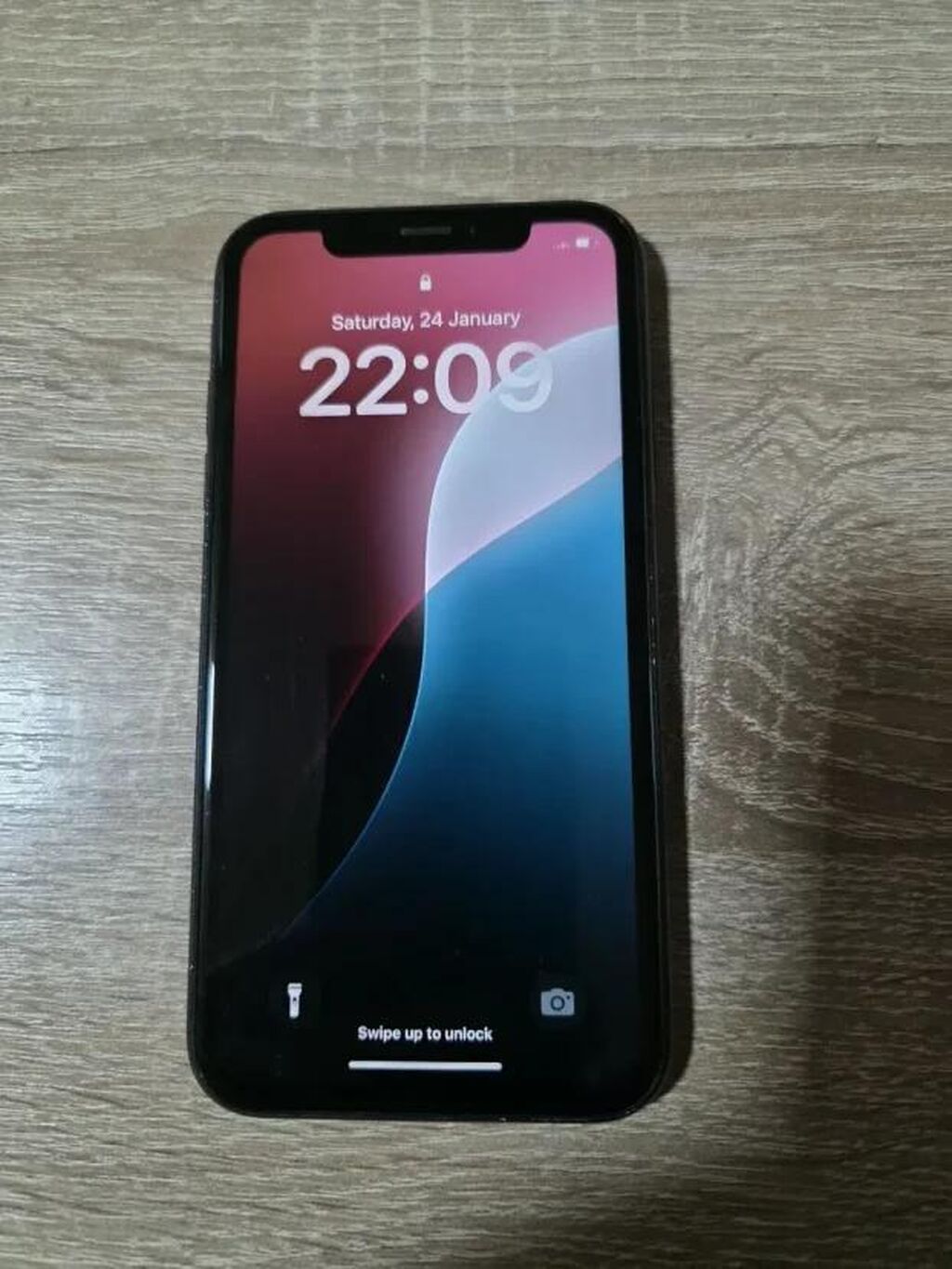 Iphone XR 64GB Nema Icloud Sim free. Prodajem Iphone XR, koristila ga