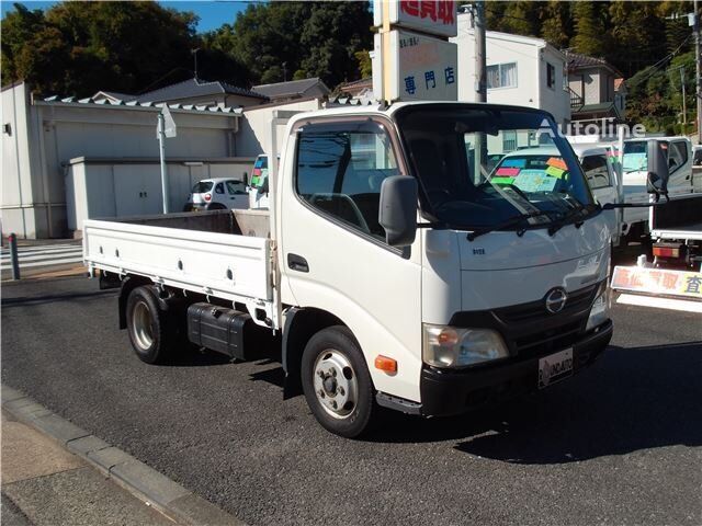 Hino DOLPHIN kamion s ravnom platformom < 3.5t