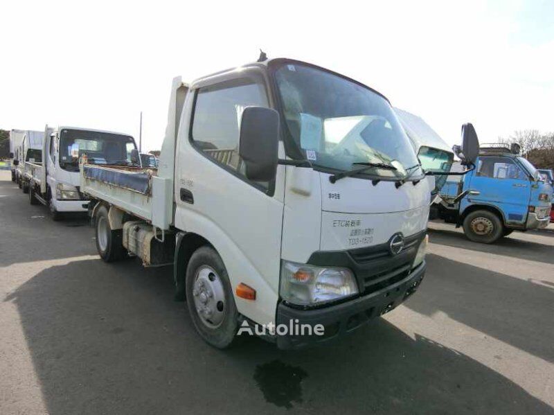 Hino DUTRO kamion s ravnom platformom < 3.5t