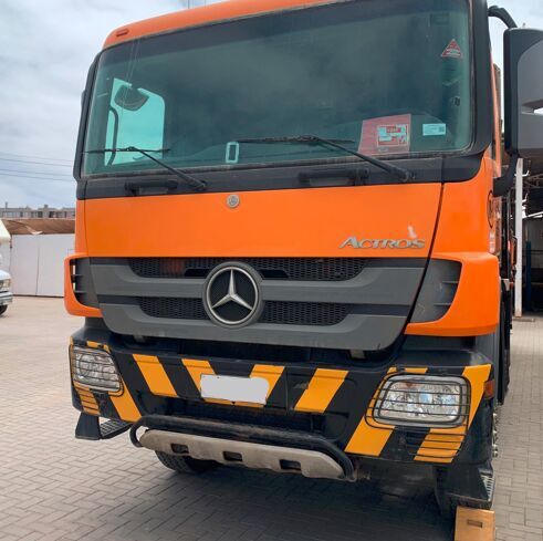 Mercedes-Benz 4144K GRU kamion s ravnom platformom