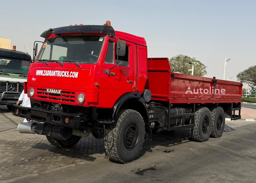 KamAZ kamion s ravnom platformom