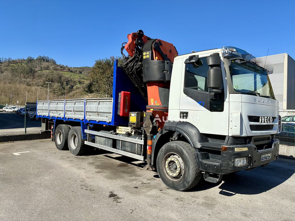 IVECO Trakker 360 kamion s ravnom platformom