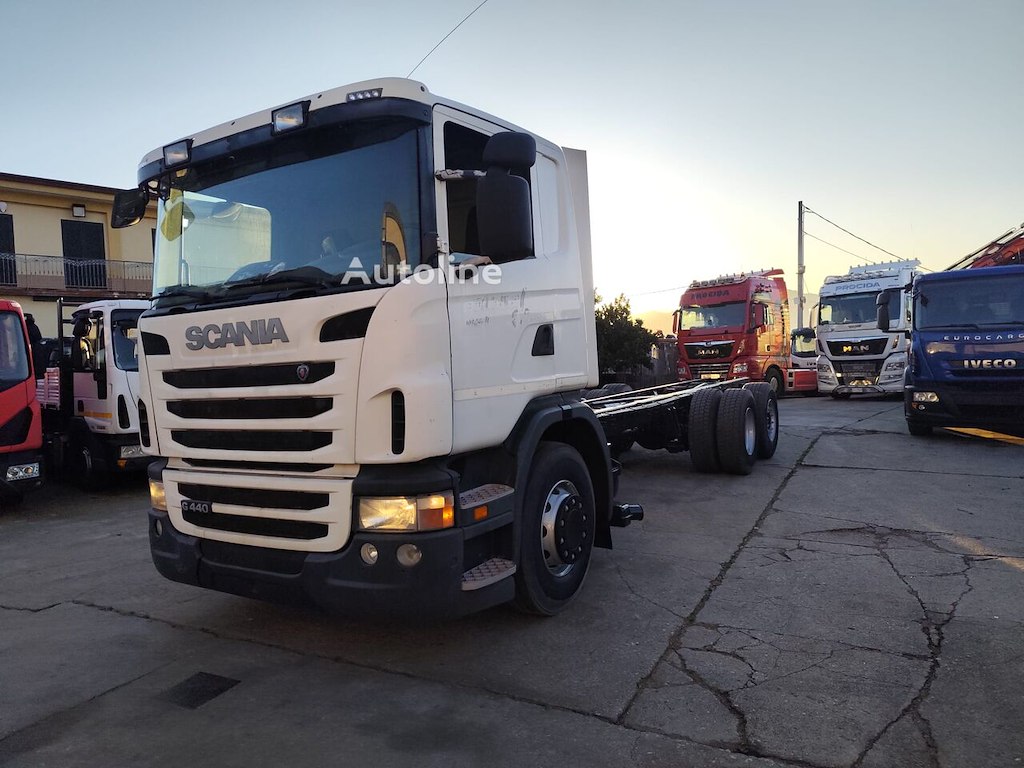 Scania G440 kamion s ravnom platformom