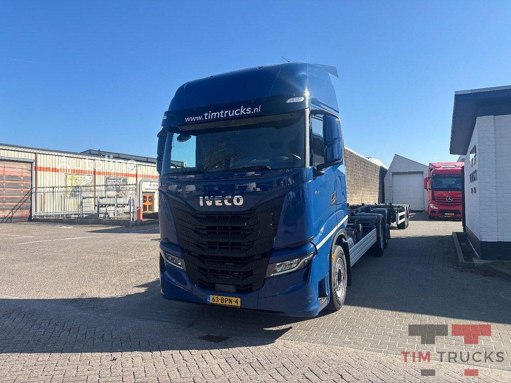 IVECO S-Way 460 6x2 6x2 With Wecon 2 Axles vozilo za prevoz kontejnera