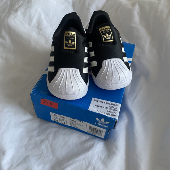 Nenošene Adidas Superstar 22