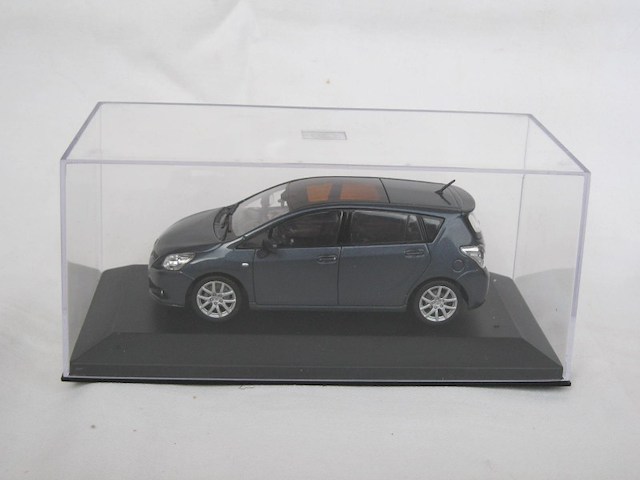 1:43 minichamps toyota verso